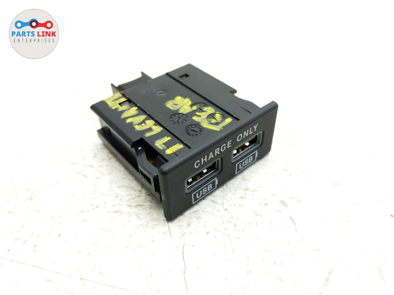 2017-2020 MASERATI LEVANTE SQ4 CONSOLE DASH USB CHARGE PORT SOCKET BANK ...