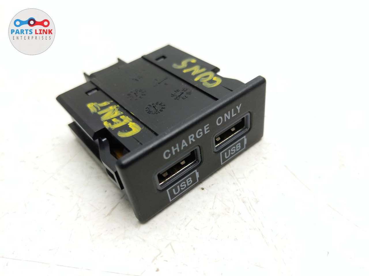 2017-2020 MASERATI LEVANTE M161 CENTER CONSOLE USB TERMINAL CHARGER ...