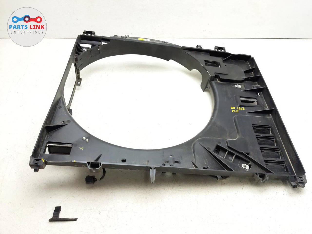 2020-2021 LAND ROVER DEFENDER 3.0L GAS ENGINE FAN SHROUD BEZEL MOUNT ...