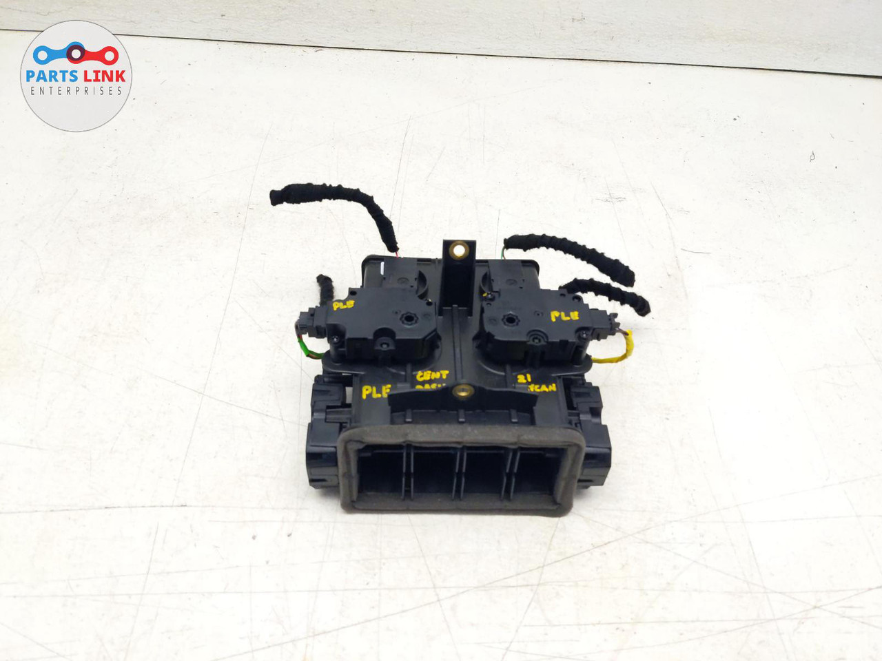 2020-21 PORSCHE TAYCAN 4S CENTER DASH AIR DUCT AC VENT ACTUATOR GUIDE ...