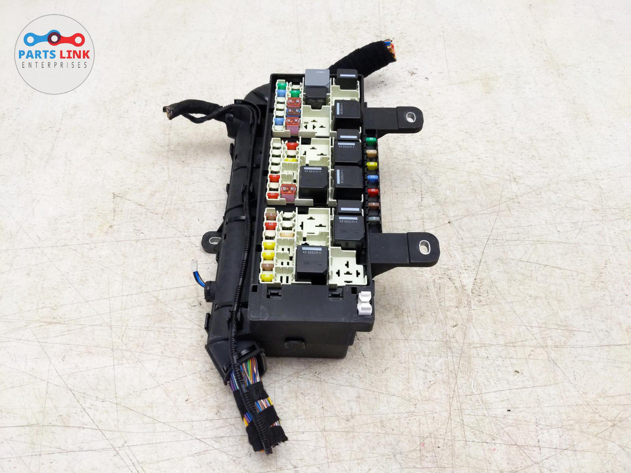 2017-20 JAGUAR F-PACE REAR RIGHT FUSEBOX QUARTER FUSE BOX POWER RELAY 3 ...