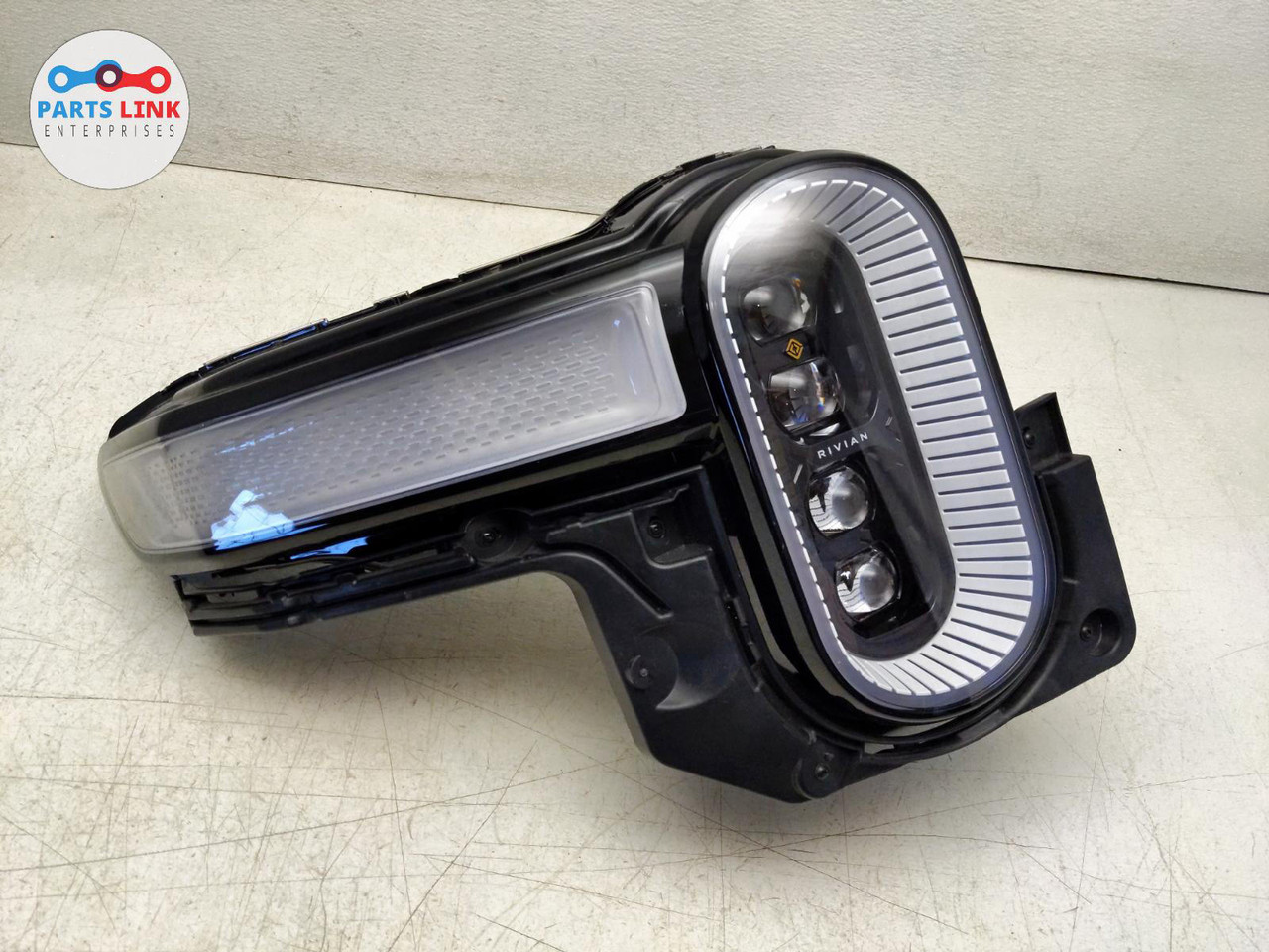 2021 22 23 RIVIAN R1T R1S RIGHT HEADLIGHT OUTER LED HEAD LAMP PASSENGER ...
