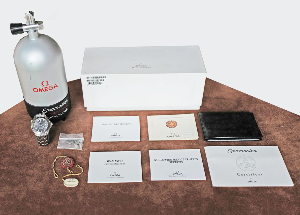 WatchNet: Luxury Time: FS Omega Speedmaster Snoopy, Racing, Moon ...