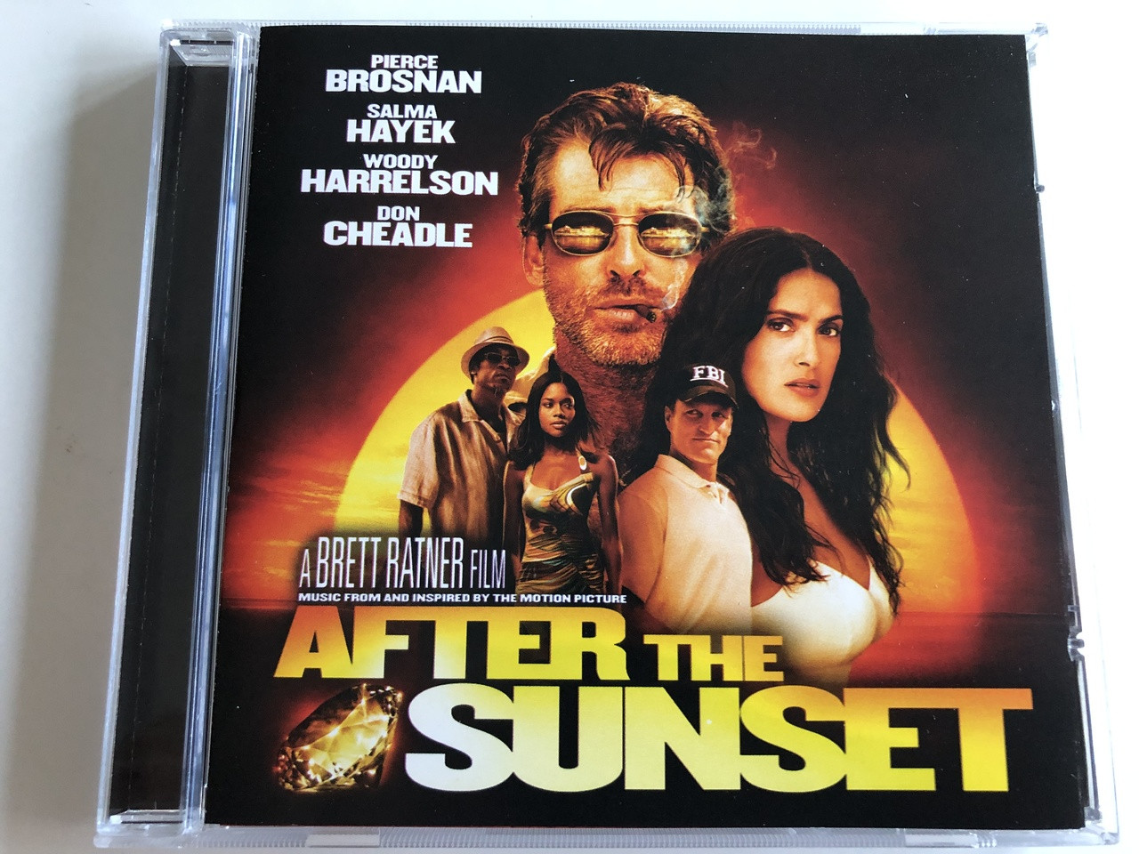 After the sunset / Pierce Brosnan, Salma Hayek, Woody Harrelson, Don ...