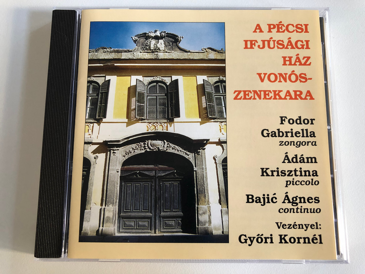 A Pécsi Ifjúsági Ház Vonószenekara - Fodor Gabriella (zongora), Ádám ...