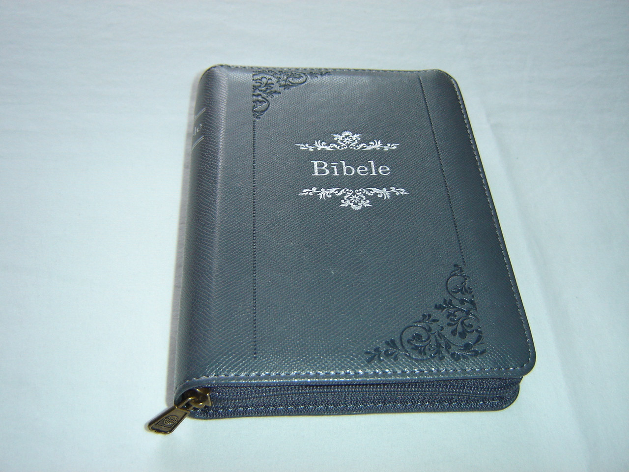 Latvian Bible - Black Leather Bound with Zipper (New Translation) Bibele ar Ravejsledzeju ...