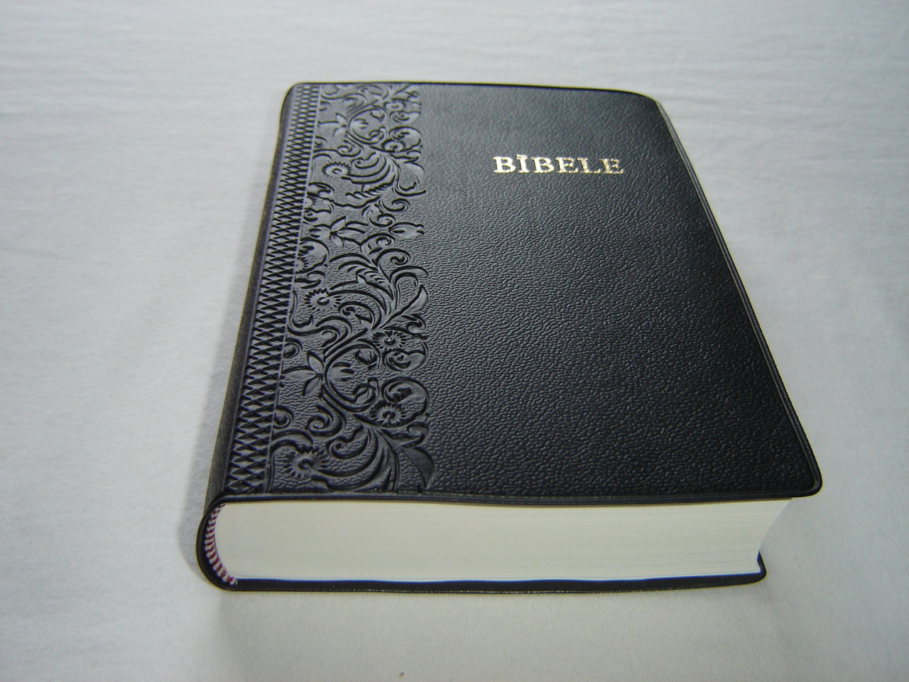 Black Latvian Language Bible with Thumb Index - New Translation / Bibele ar indeksiem ...