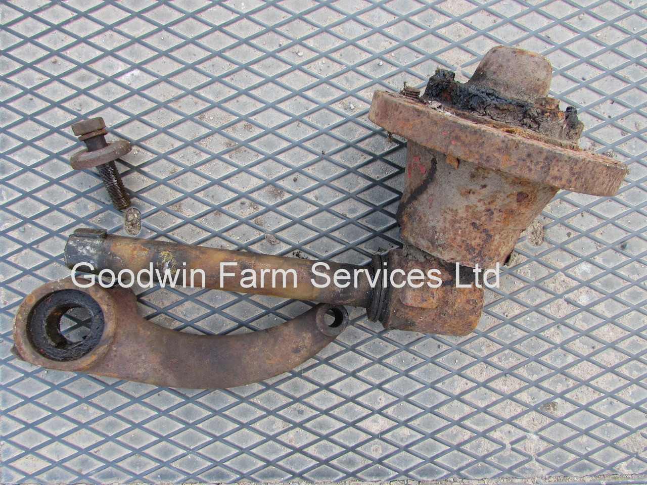 Stub Axle, Hub & Arm (DB) USED - UP158 - Goodwin Farm Services Ltd
