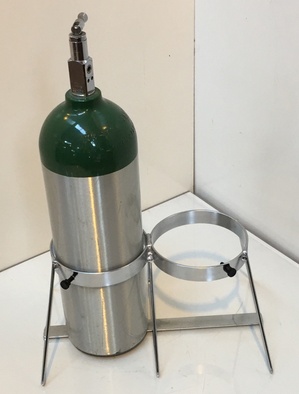 Oxygen Cylinder Floor Stand for Two Jumbo D/M22 (5.25" DIA) Oxygen ...