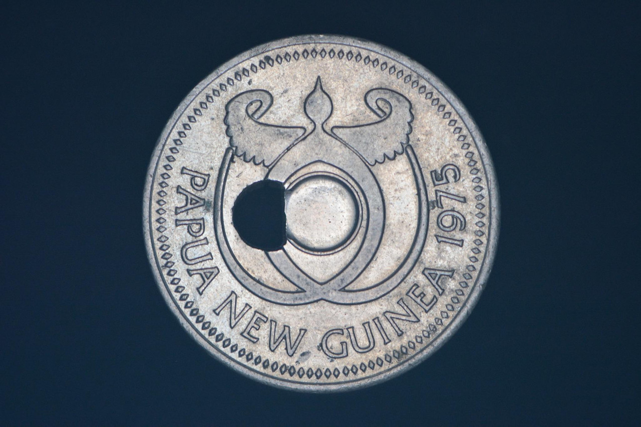 Papua New Guinea - 1975 - One Kina - Holled Off Centre - KM6 - VF (OM ...