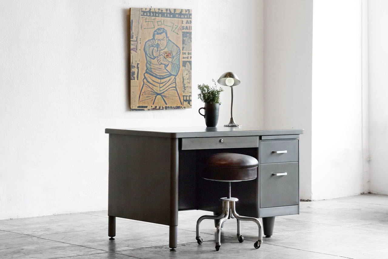 Single pedestal tanker desk store