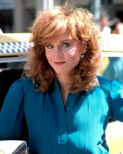 Marilu Henner As Elaine Nardo Standing By Checkered Cab Taxi Tv 8x10 Inch Photo Moviemarket