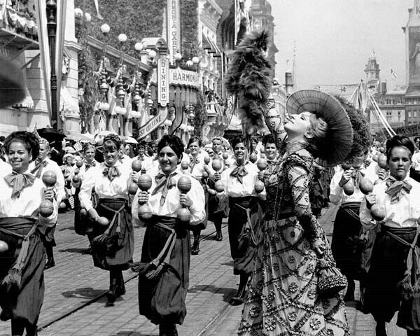 Hello Dolly Barbra Streisand dances in parade 8x10 inch photo - Moviemarket