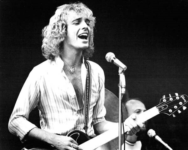 Peter Frampton on stage 1970's playing guitar 8x10 inch photo - Moviemarket