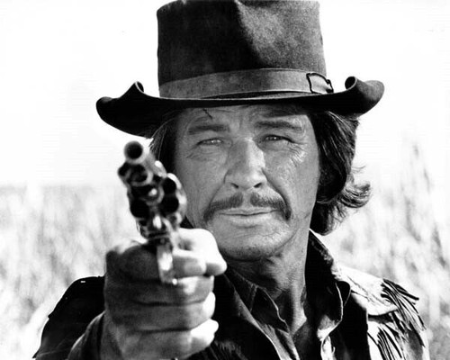 Charles Bronson looking tough aims his gun 1971 Red Sun 8x10 inch photo ...