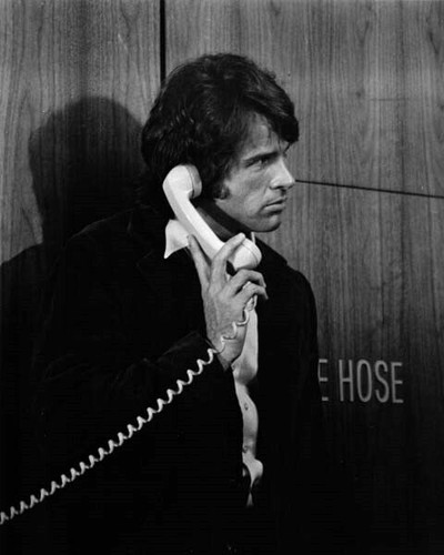 Warren Beatty holding telephone 1974 The Parallax View 8x10 inch photo ...