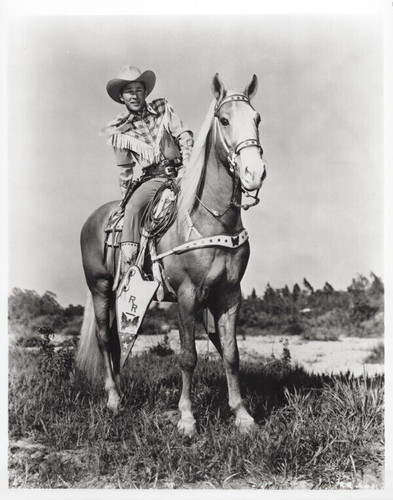 Roy Rogers sits atop his horse Trigger 8x10 inch photo - Moviemarket