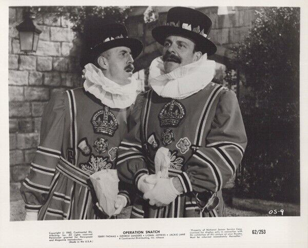 Operation Snatch 1962 original 8x10 photo Terry-Thomas Lionel Jeffries beefeater - Moviemarket