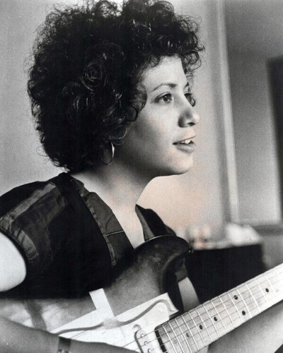 Janis Ian 1970's portrait holding guitar 8x10 inch photo - Moviemarket