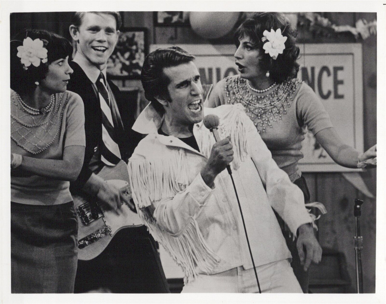 Happy Days 8x10 inch photo Fonzie sings Laverne & Shirley dance Richie on guitar - Moviemarket