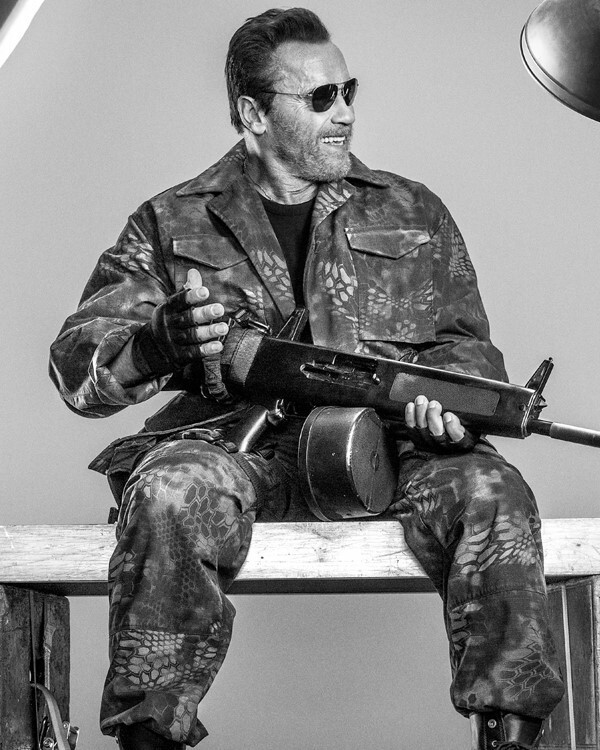 Arnold Schwarzenegger poses with machine gun from The Expendables 8x10 ...